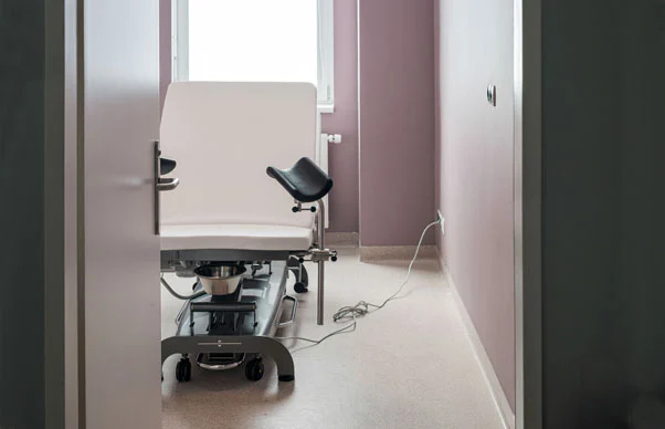 Atomos Klinik Währing: high-quality examination tables │ Novak M